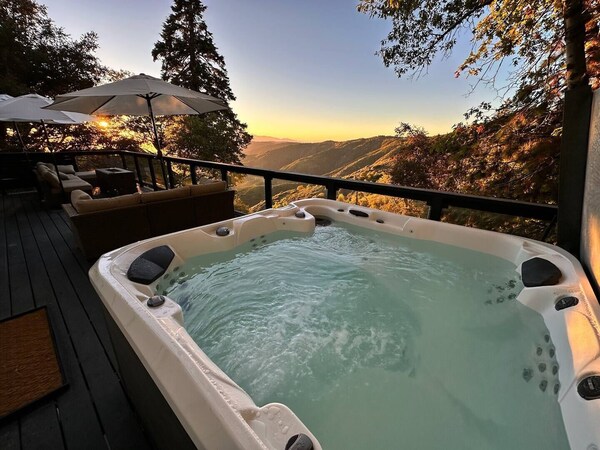 Charming 4-bedroom Cabin: Expansive Mtn. Views, Hot Tub For 6, Chill For Days. - San Bernardino, CA
