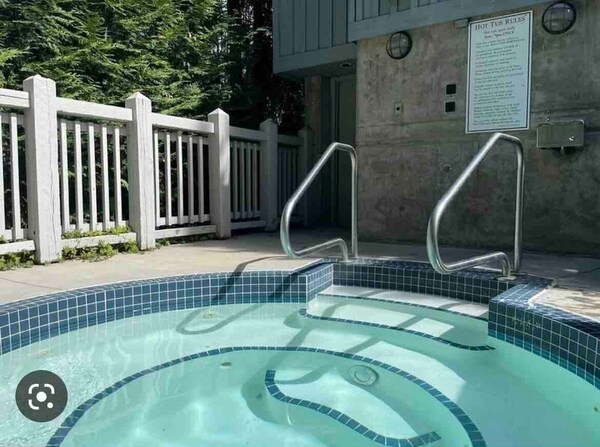 Complex Hot Tub | Bbq | Fireplace | Free Parking - Whistler