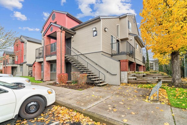 Modern Living With Pool & Clubhouse Amenities - Eugene, OR
