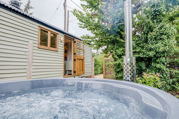 Cosy Dog Friendly Shepherd's Hut In The Cotswolds With Hot Tub - The Hideaway - Burford, UK