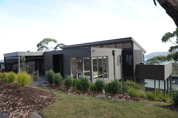 Lavista  - Relax At The Top With This Amazing Outlook.  Take In The Skyline ! - Lorne