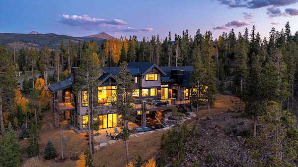 A Breck Escape: 5000sf Luxury Home W/ 3 Fireplaces, Outdoor Fire Pit & Hot Tub - Keystone, CO