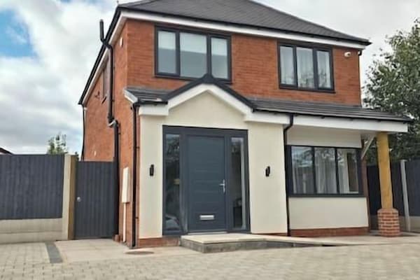 Welcome To Our Centrally-located 4-bedroom Detached New Build Home In Stafford - 斯塔福德