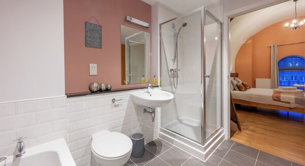 Luxury 2 Bedroom Self Catering Apartment In Historic Abbey On Loch Ness Ac25 - Loch Ness