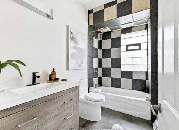 Beautiful 4 Bedroom Apartment. Near Major Factory And Boarder. Family Equipped - Windsor, ON, Canada