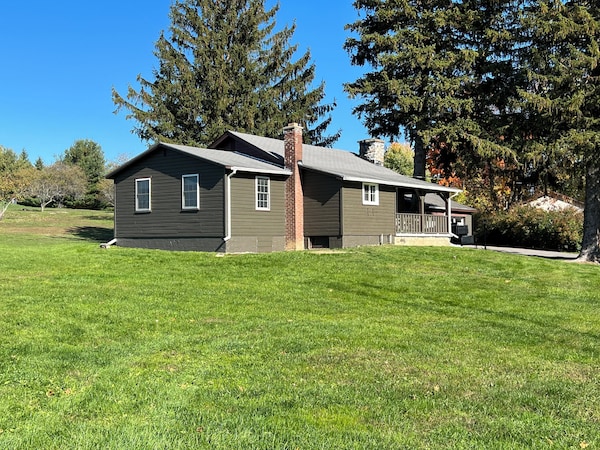 Cozy 2-bedroom Cabin On 10 Acres In The Hudson Valley Wine Region - Poughkeepsie, NY