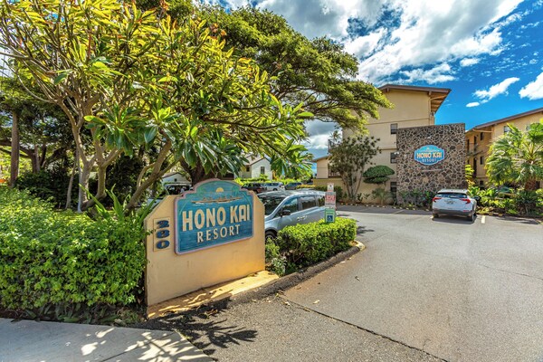 Oceanfront Bliss Pool & Stunning Views Hono Kai C3 - Kahului, HI