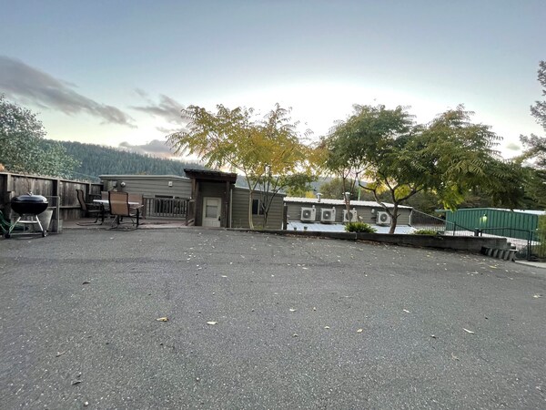 Experience Humboldt County Redwoods, Clean, Cozy, Private Yard 420 Friendly - Garberville, CA