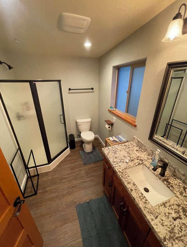 Experience Humboldt County Redwoods, Clean, Cozy, Private Yard 420 Friendly - Richardson Grove State Park, Garberville