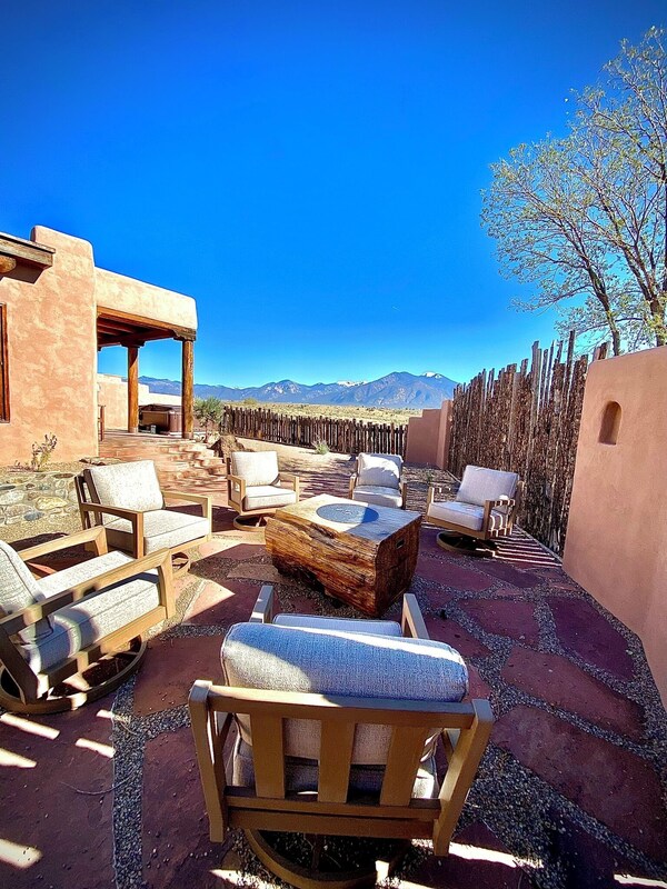 Hacienda Harwood. Hot Tub, 2 Living Rooms, Professional Kitchen, Sleeps 6-8. - Taos, NM