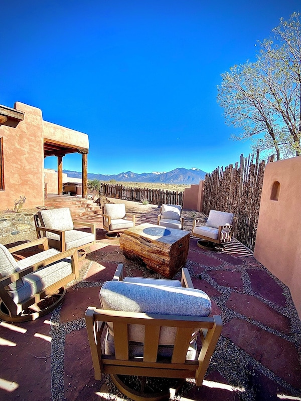 Hacienda Harwood. Hot Tub, 2 Living Rooms, Professional Kitchen, Sleeps 6-8. - Taos, NM