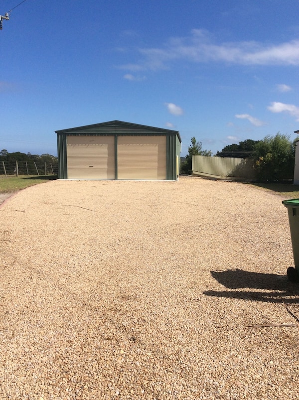 The Farmhouse Country Charm Large Yard Ample Parking Garage Available To Use. - Lakes Entrance