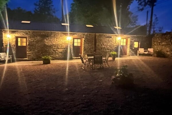 The Little Gem Stone Cottage Romantic Lakeside Retreat: Hot Tub, Sauna & Kayaks\n - Leinster