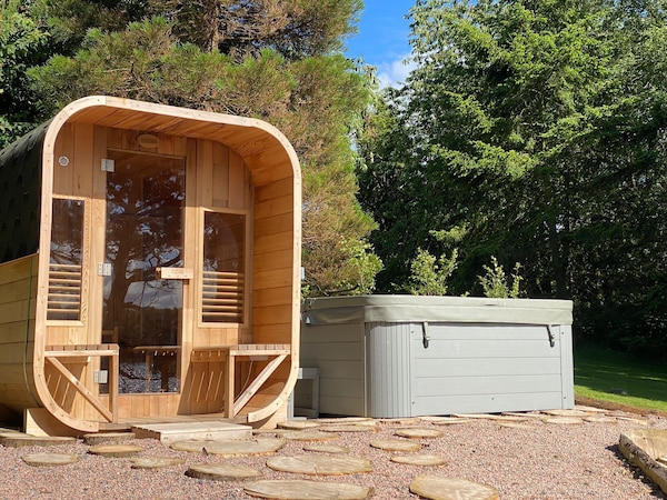 Linden Lodge, Dog-friendly, Adults Only.great Getaway Hot Tub, Sauna & Kayaks.\n\n - Irlande