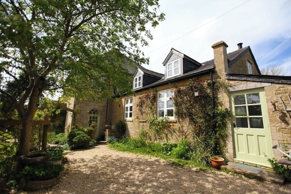 Chapel Cottage, Spacious Light And Airy Cottage In The Cotswolds Aonb - Bibury