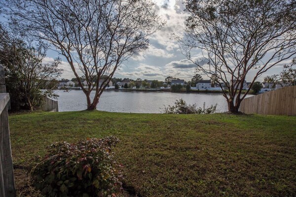 A Quiet Lakeside Home For Family, Business, Or Both To Relax Or Be Productive. - Chesapeake, VA