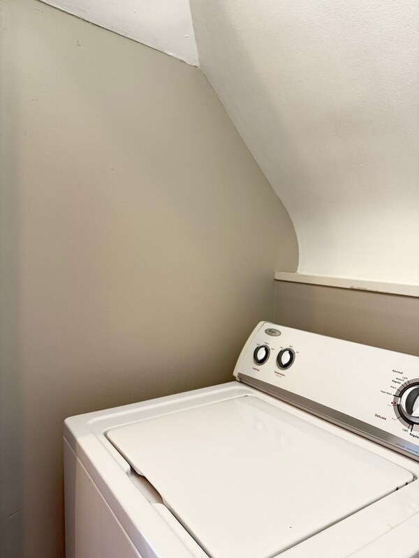 Urban Oasis In Point Breeze 4br Industrial-style Apartment - Monroeville, PA