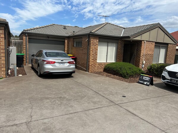 Quiet Abode With Convenience. 3 Large Bedrooms, Whole House. - Melton