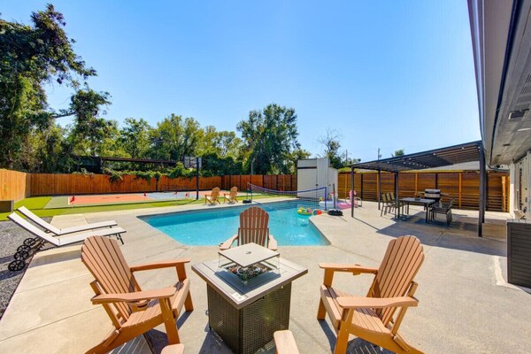 Downtown, Pickleball, Pool, Karaoke, Golf, King Bd - Houston, TX