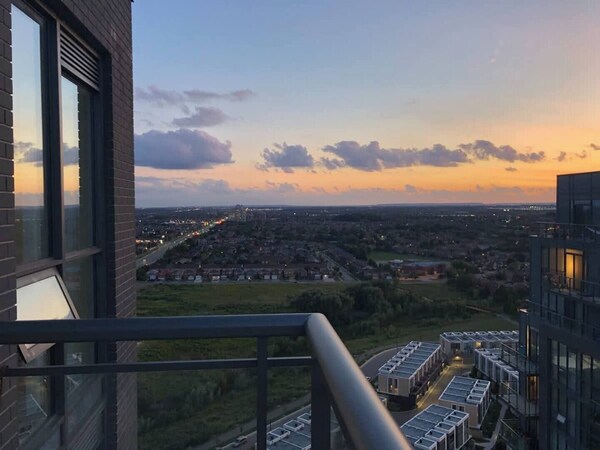 Luxury 1+den, Balcony, City View, Free Parking - Brampton