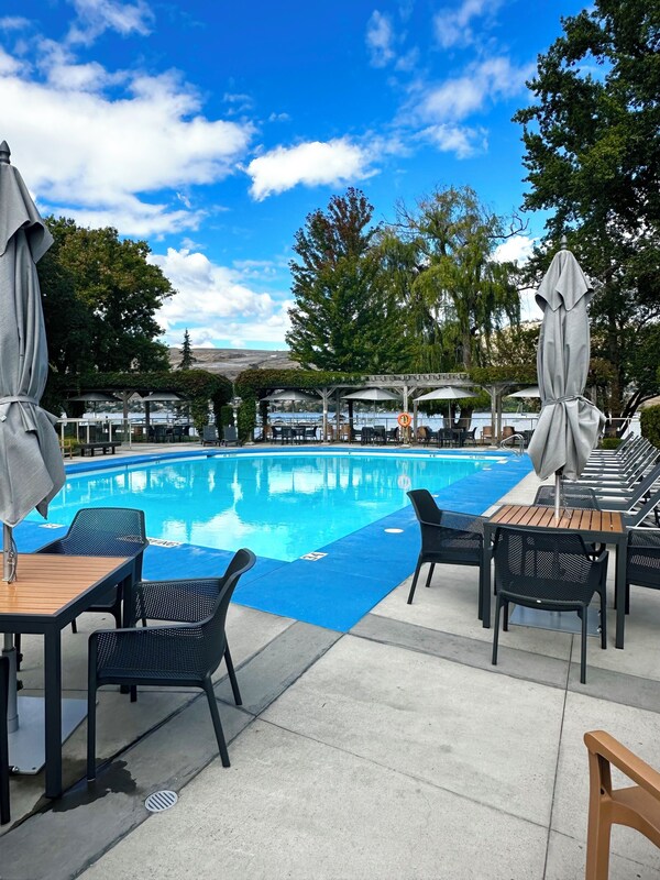 Luxurious Lakeside Living At The Strand! Pool, Hot Tub & Beach Access! - Vernon
