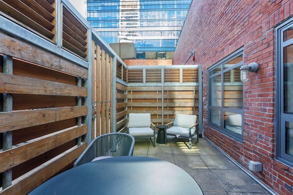 Historic 2 Bedroom Loft On Market Square - Private Terrace + Free Fitness Center - Pittsburgh, PA
