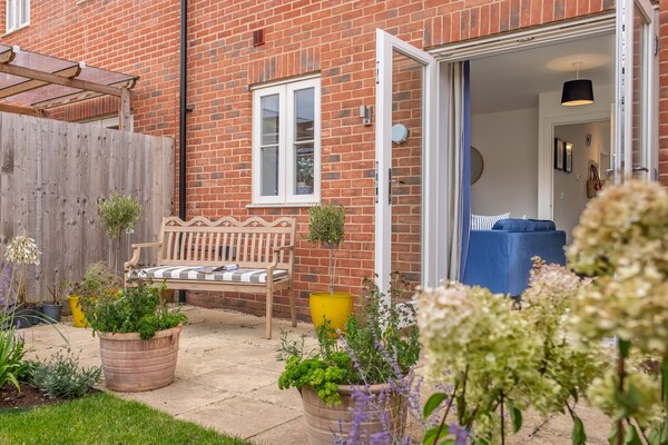 The Middle House - Fabulous Modern Terrace House, 3 Bedrooms, Garden, Parking - Holt