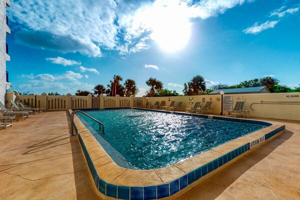 Tropical Condo With Pool, Central Ac And Private Beach Access - Cocoa Beach, FL