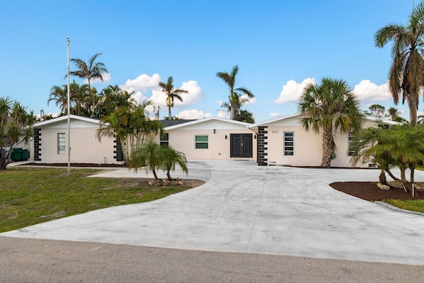 2/2 King Bungalow Near Beach! Lovely Modern Hideaway With Hot Tub - Karibik