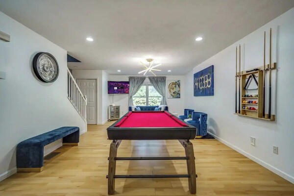 Townhouse With Pool Table - Renovated W\/ King Bed\n\n - Ludlow, MA