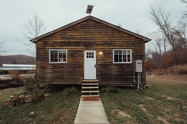 The Hideout - Escape To The Hideout In Hocking Hills, Oh! This Cozy, Pet-friendly Cabin Offers A Private Deck By Pine Creek, Just Minutes From Hiking, Waterfalls, And Caves. Perfect For Up To 4 Guests. Book Your Nature-filled Getaway Today! - Hocking County, OH