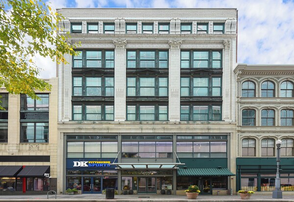 Luxe 2 Bedroom Loft - An Urban Oasis With Private Terrace + Free Gym Access! - PNC Park - Pittsburgh