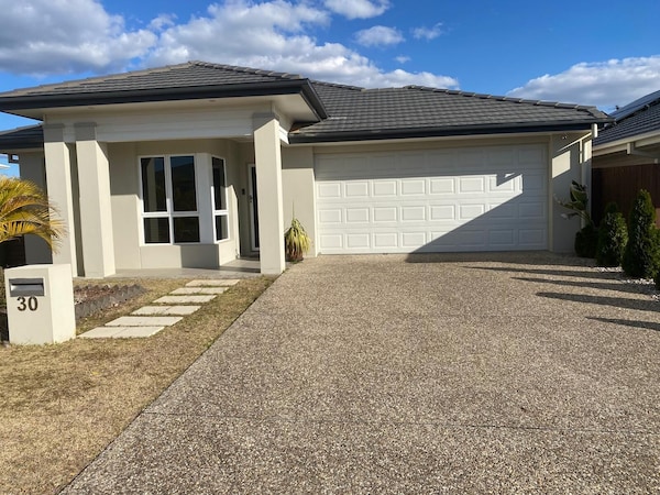 Modern Four Bedroom Holiday Home Available In Deebing Heights - Ipswich