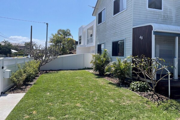 Long Jetty Beach House. Stroll To The Beach And Lake. Come & Explore The Coast!! - Bateau Bay