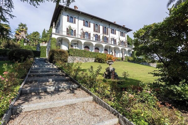 Villino San Remigio - 9 Bedrooms 18 Pax - Stresa