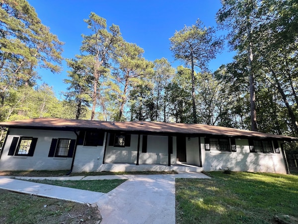Charming Home 10min From Airport, Close To Dt Atlanta . Enjoy Privacy & Comfort! - Riverdale, GA
