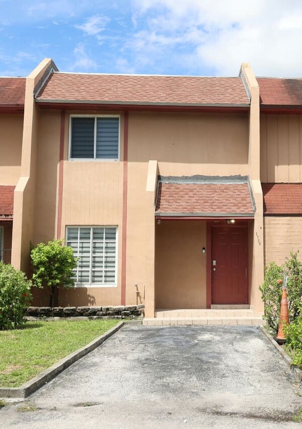 Walk To Stadium - 3br King Bed Haven -  Parking - Miramar, FL