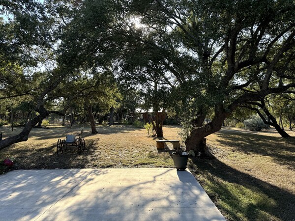Scenic Hill Country Hideaway! Wifi, Ac, Pingpong, Corn Hole,  Near The Best Bbq! - Driftwood, TX
