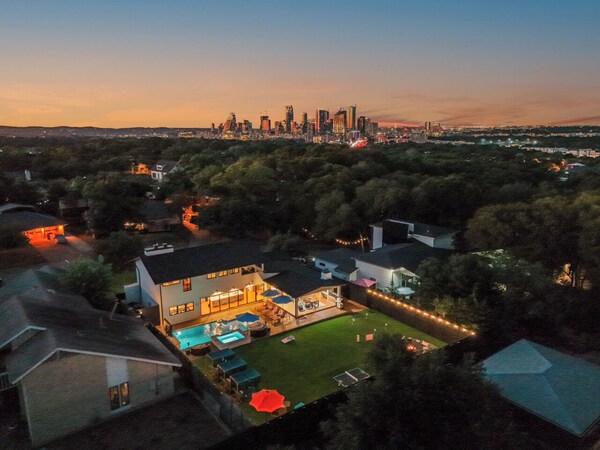 Sleeps 14 + Heated Pool + Spa + Cabanas + Speakeasy + 5 Minutes To Downtown - Austin, TX