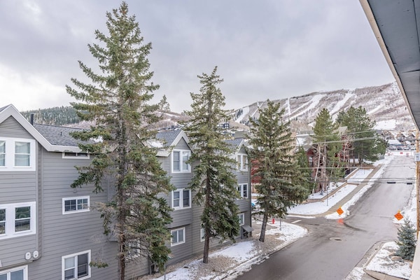 *Free Golf* Freshly Updated Park City Condo | No Car Needed  Walk To Skiing & Main St | Hot Tub - Heber City, UT