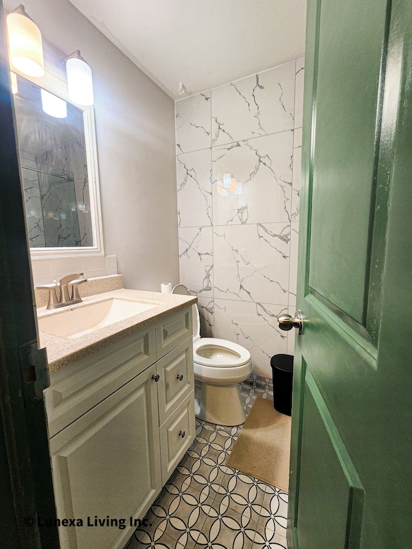 Cute And Cozy Home In Brampton. Central Location At Affordable Prices - Mississauga