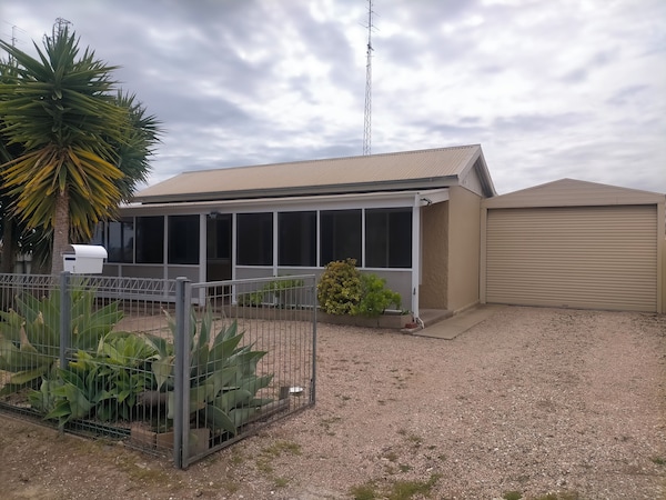 Well Equipped Family Holiday House. Close To The Beach, Shops And Playgrounds. - Kadina