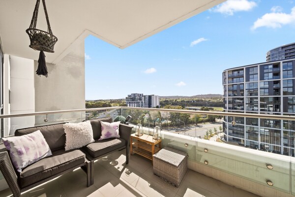 Elegant 2-bed With Pool, Alfresco Dining & Balcony - Canberra
