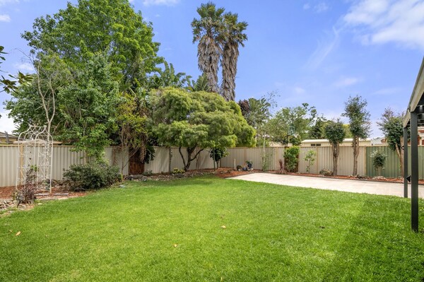 Charming 3-bed Family Home With Amazing Garden - Werribee