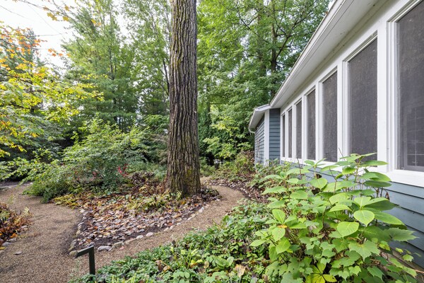 Charming Lakeshore Cottage, Assn Pool, 1 Mile To Beach - Union Pier, MI