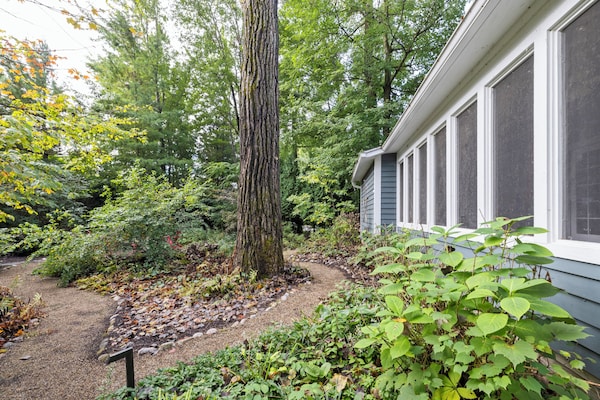 Charming Lakeshore Cottage, Assn Pool, 1 Mile To Beach - New Buffalo, MI
