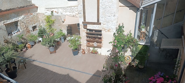 In The Heart Of Sancerre, On A Square With A Thousand Years Of History - Sancerre
