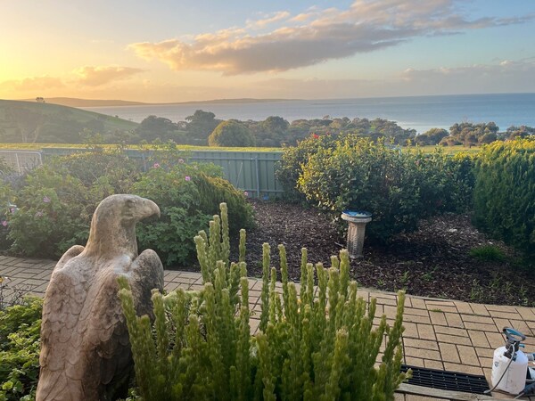 Enjoy Breathtaking Sea Views As Well As The Convenient Location Of Kingscote. - Kangaroo Island
