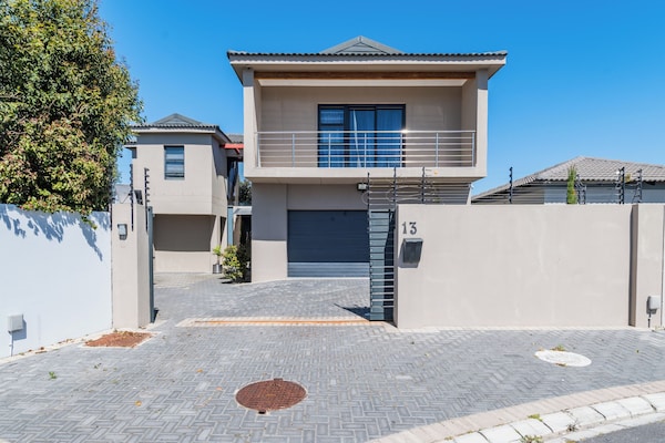 Luxury Family Villa | Grill | Smart Tv | A/c - Kaapstad
