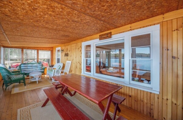 Charming 2-bedroom Lakefront Cottage In Central Maine With Wifi - Maine